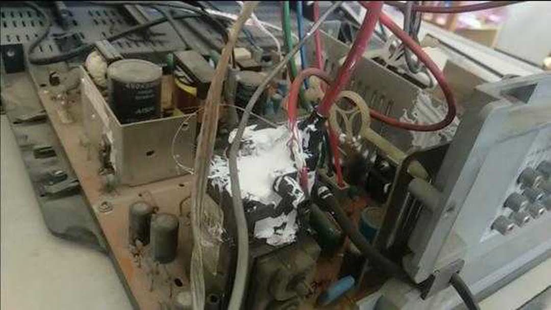 长虹彩色电视机型号:PF29118开机有声音无图像,处理行变后修复。