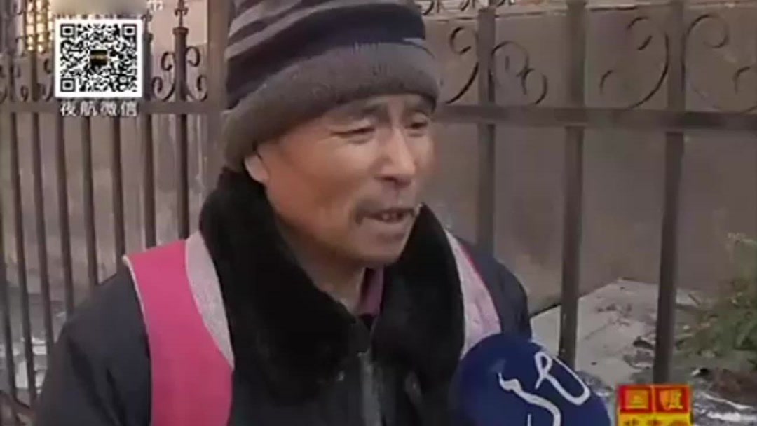 残疾父亲带7岁女儿乞讨 路遇陌生男领走小孩