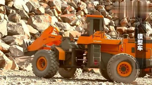 RC模型车:挖掘机给大板车装石块,这装载量如何?