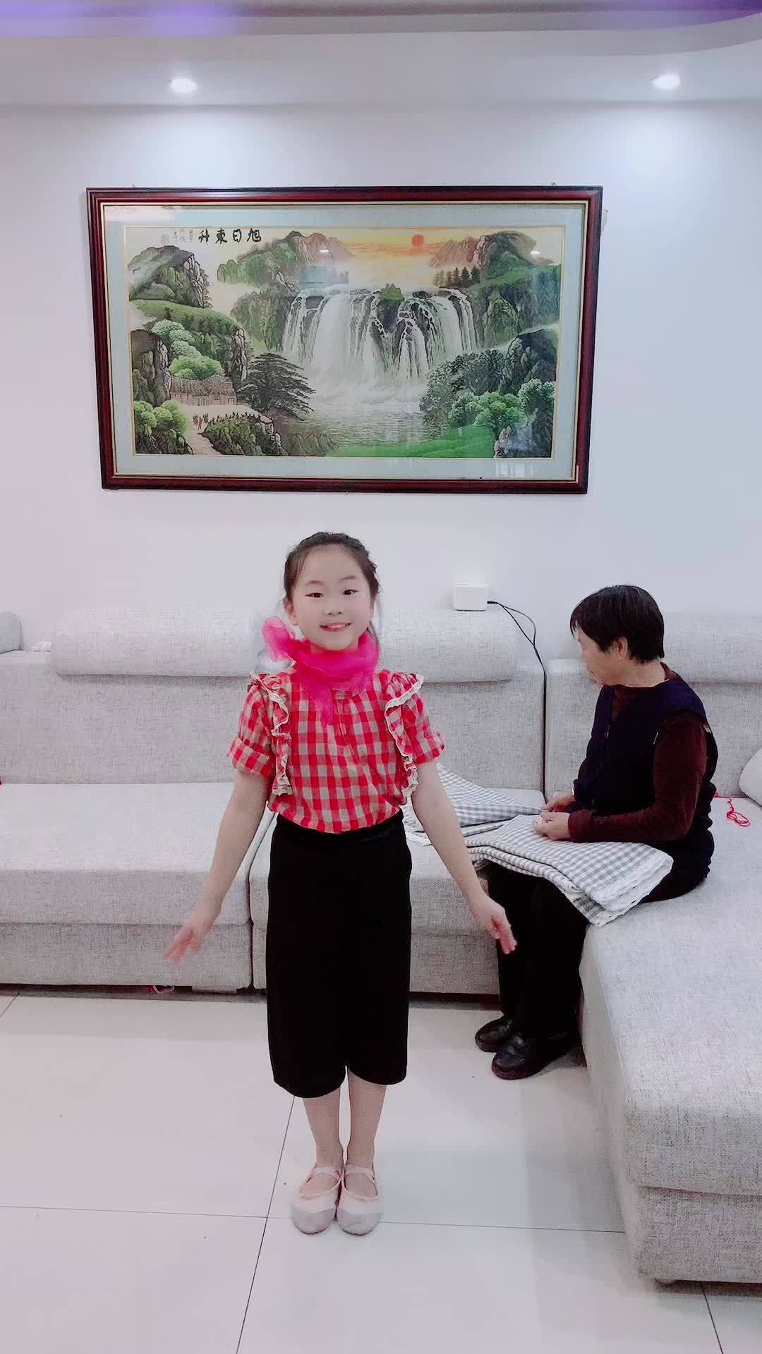 忙碌的一天结束了,饭后闺女跟奶奶聊天说今天在学校捡了碎纸屑,校长...