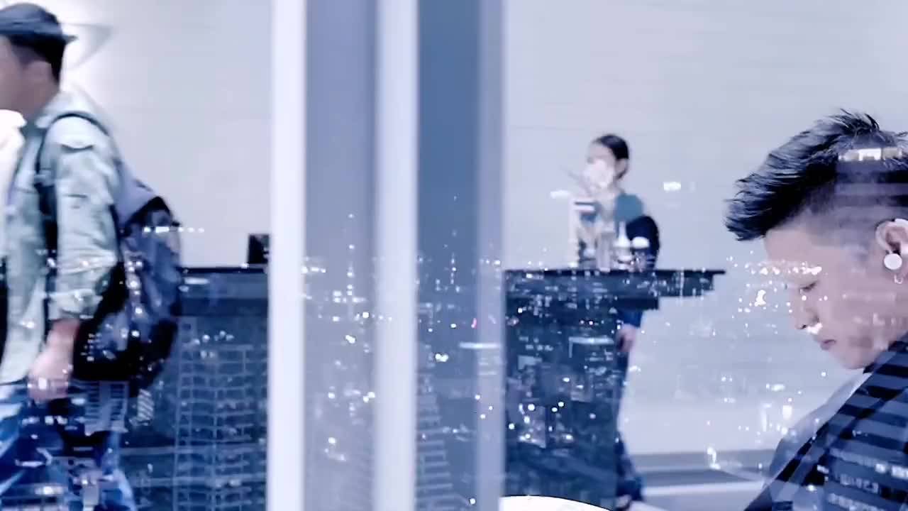 #动作电影 #犯罪悬疑 杀手察觉到男人的威胁,一个前滚翻冲向男人的下盘