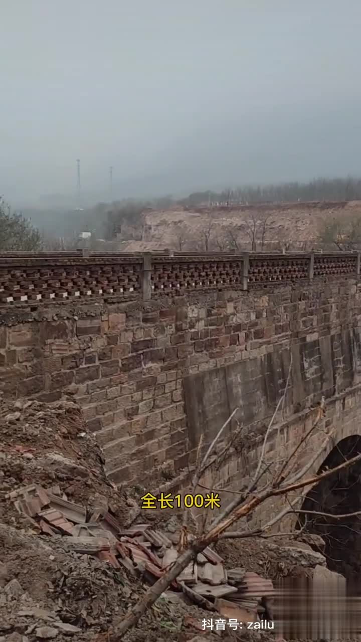 ...工程之六 桃园渡槽。高24米。桥上过汽车,桥中过渠水,桥下过洪水。