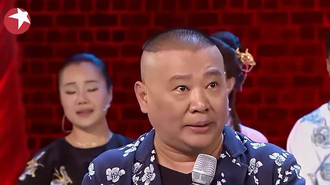 选手表演结束后,身为评委的郭德纲,竟上台为选手表演京剧