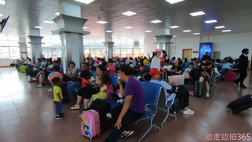 云南大理火车站,现场旅客人山人海,不愧是西南地区著名旅游城市