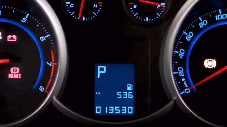 维修工:驾驶时仪表盘这灯亮了,一定要停车,否则发动机将报废!