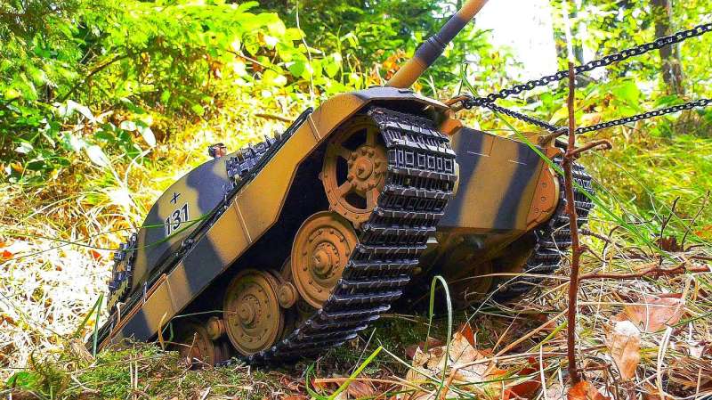 RC模型:仿真坦克户外冒险,不小心陷入沟中,救援行动亮了