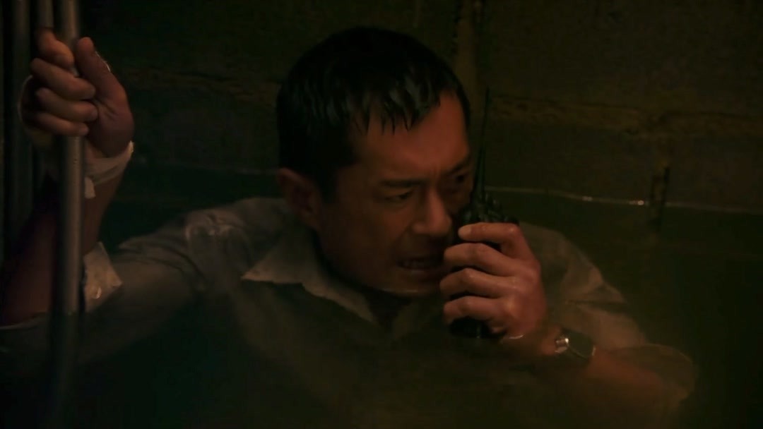 逃出生天:利用电梯井里的积水是最后的出路,两兄弟借机解开心结