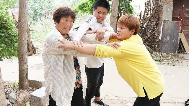 河南方言:老太太和美女打架,小伙拉架被踢翻,真是太逗了