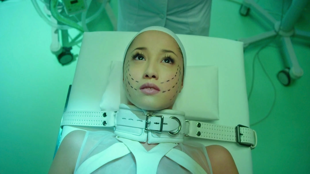 丑女花巨款全身整容,被捧红成大明星,可整容的副作用毁了她一生