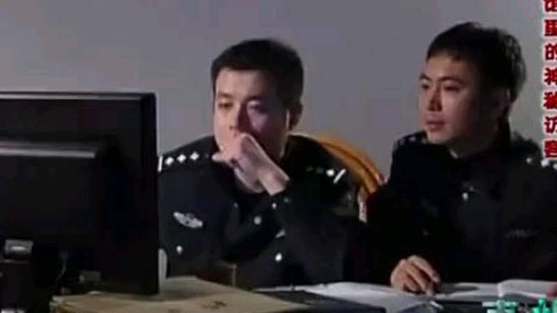 民警将计就计,扮成“客人”,给小卡片上的女生打去电话!