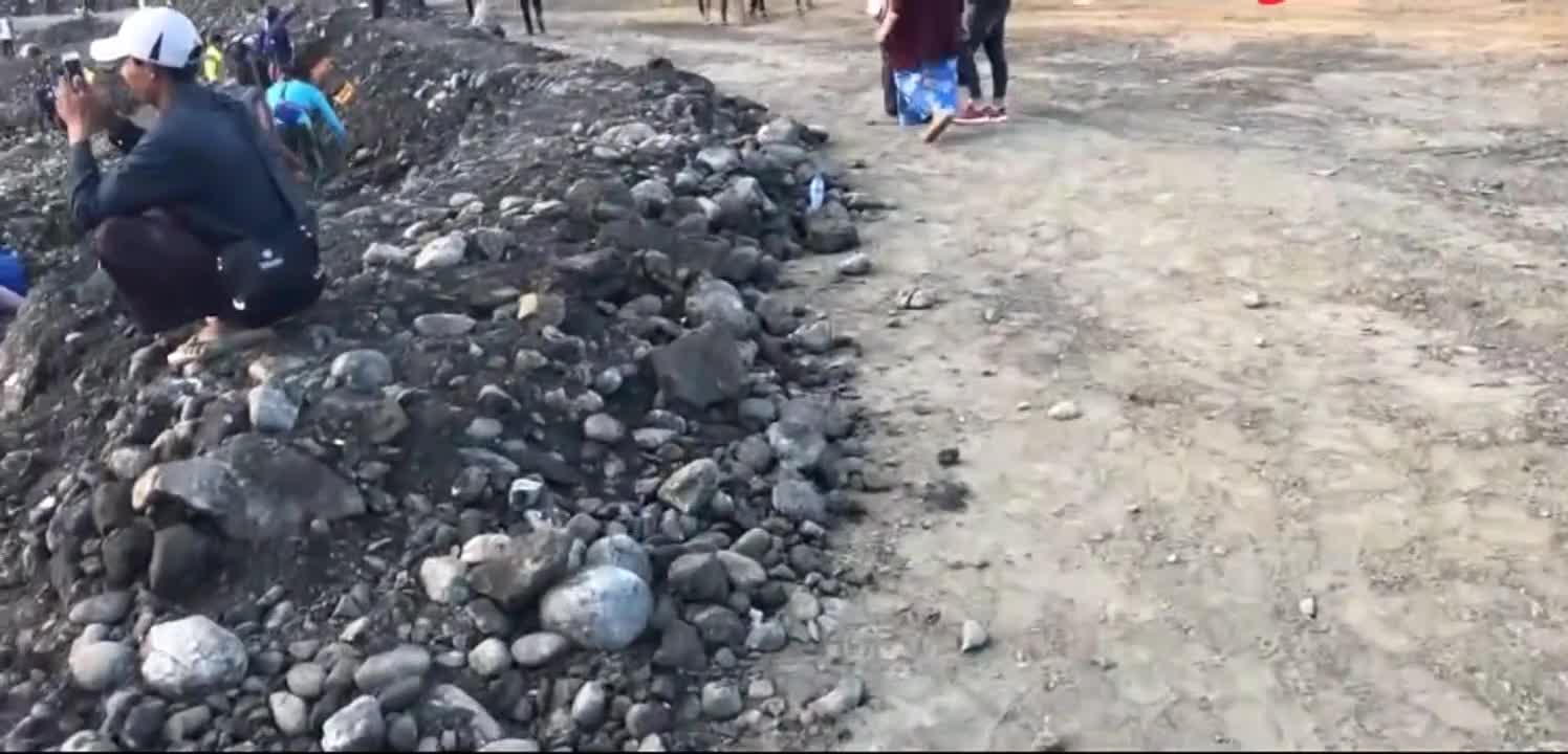 实拍缅甸万人挖翡翠现场:人山人海,酷似大型劳改场!