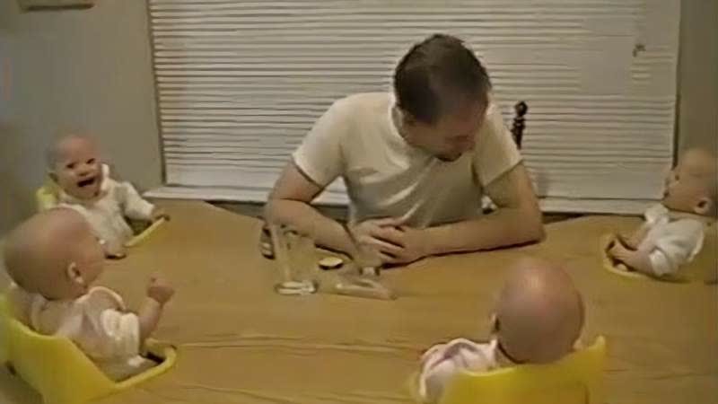 爸爸给四胞胎开圆桌会议,四个宝宝都笑得合不拢嘴了,太萌了!