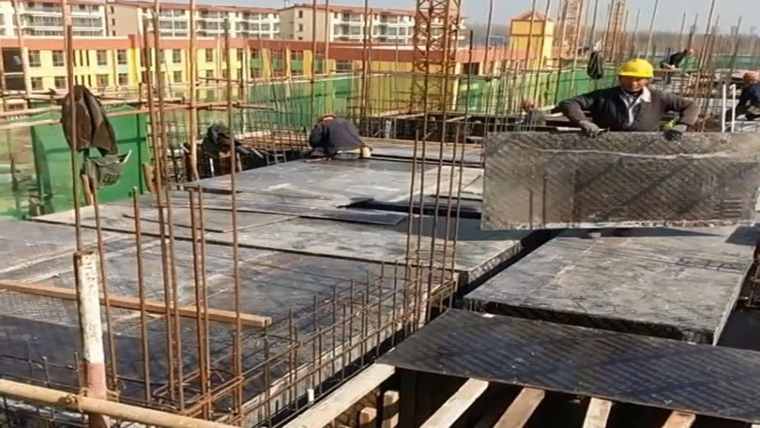 实拍建筑工地木工师傅们支设模板的施工工程