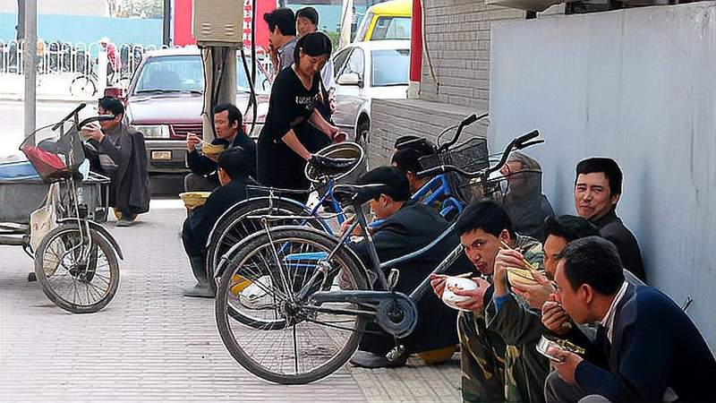 纪实:城管驱离吃饭农民工,被人怒怼,称:这些摊贩不收拾卫生