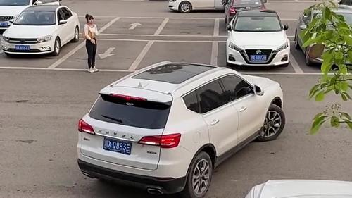 女司机倒车入库,进车位的思路是相当清晰,也不知道是那个教练教的!