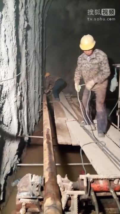 管棚施工-安放钢筋笼