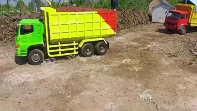 彩色模型大卡车出发运输货物