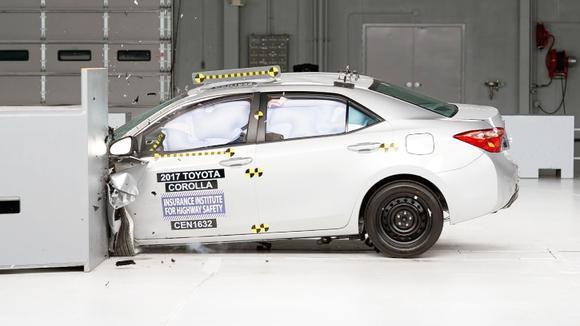 丰田汽车碰撞测试,难怪都说开不坏的丰田,原来是有原因的!