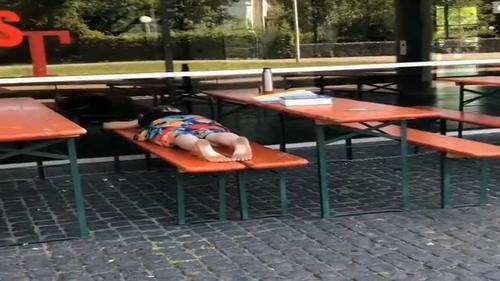 小伙来德国海德堡大学,偶遇外国女学生,躺长凳上睡觉太随意!