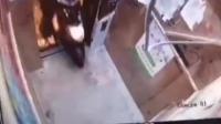 惊险!电动车进电梯后突然自燃!#电动车着火 #消防安全