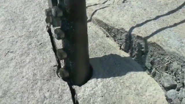 这是什么机器,硬度高达9级的岩石,就这么硬生生被挤裂了!