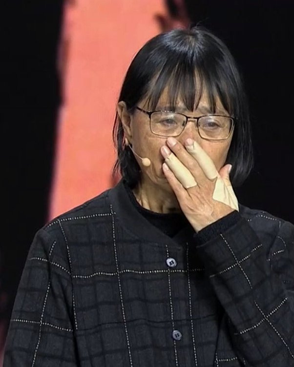 ...以怒放的生命,向世界表达倔强。你是崖畔的桂,雪中的梅。”(人民日报)