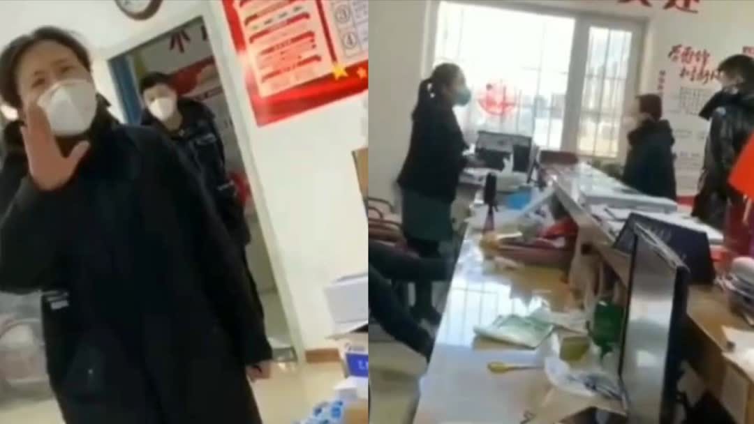因不符合条件,社区拒开出城证明,女子情绪激动大闹:我没病