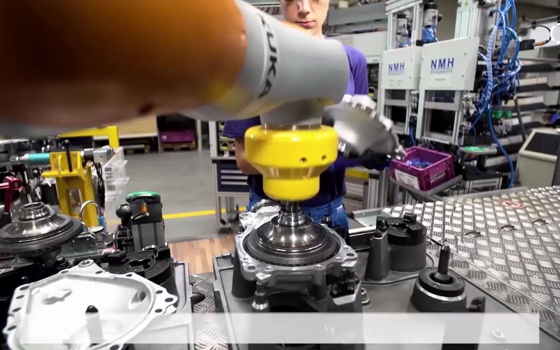 紧凑空间内无需外接传感器实现人与机器人协作安装差速器应用