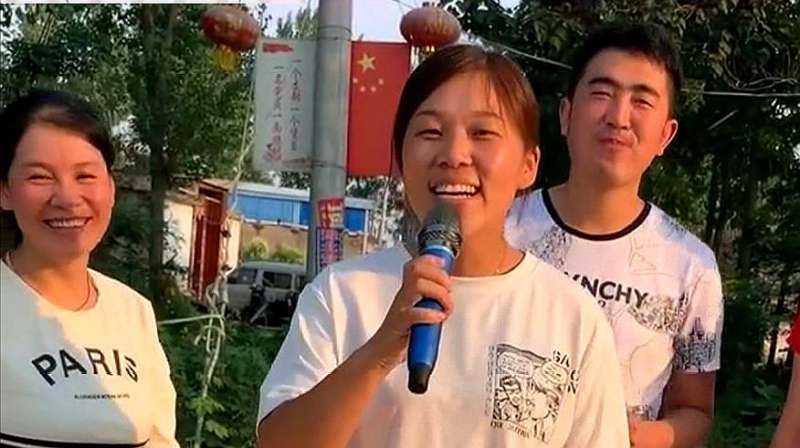 今天我在朋友面前给大家演唱《咚咚锵》,还不错,你觉得呢?