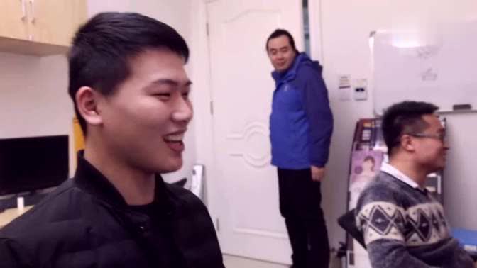太污了!两男子在办公室做羞羞的事,领导发现后竟然停不下来