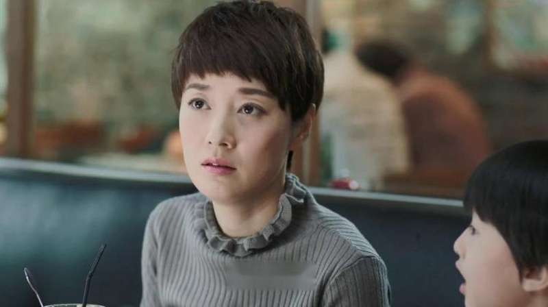 小孩装残疾人乞讨,不料小伙早已看穿,百元让他露出本来原样!