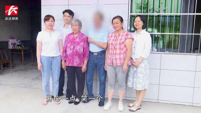父亲肺癌晚期子女赶回拍下全家福,经济困难曾想放弃医院予以关怀