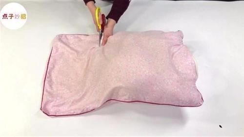 旧枕头芯别再丢掉了,剪一刀秒变居家实用小物件,看到的人都夸好