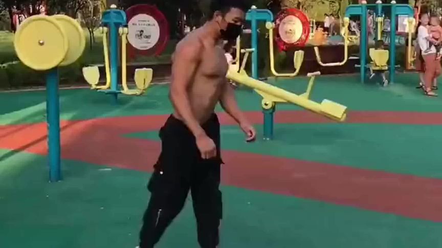 小哥哥在公园里锻炼,表演个双杠动作,就把后面的孩子们看傻了!