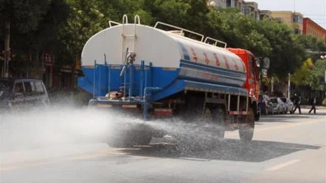 为什么下雨天气洒水车还在路上洒水?今天可算知道了