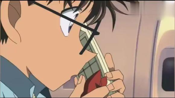 名侦探柯南:基德为了飞机平安坠落,自己为诱饵带领警车照亮码头