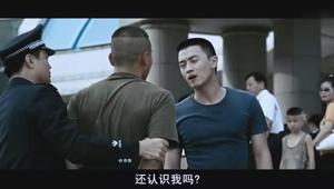 警车行驶途中为躲一小孩翻车