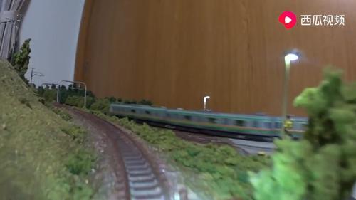 为了摆了火车模型场景,屋子里其他的家具都搬出去了!