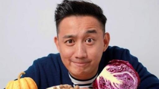 黄磊回应关注迪丽热巴超话:给多多介绍微博功能