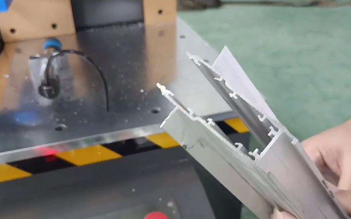 一键自动摆角切割机铝型材切割机气动精密锯