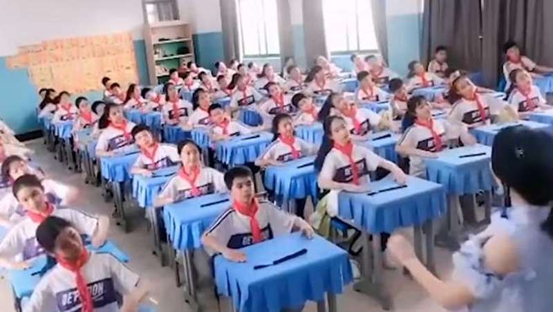 与众不同!小学生课间创意律动舞蹈走红网络,网友狂吼:还没看够