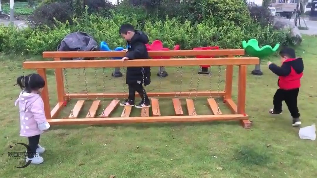 西安幼儿园户外儿童木质荡桥案例