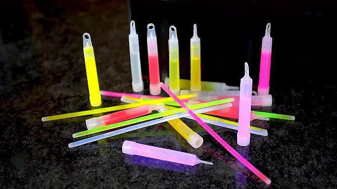 荧光棒一敲就亮,放搅拌机里会发生什么?注意戴好墨镜