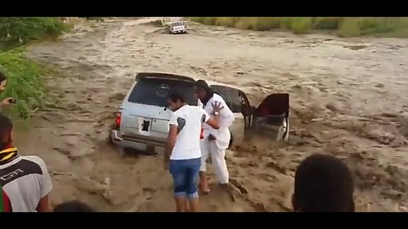 河道突然发大水,许多车子都被冲走了,损失了。