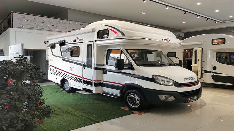 瑞弗依维柯双拓展房车 空间最大的车型