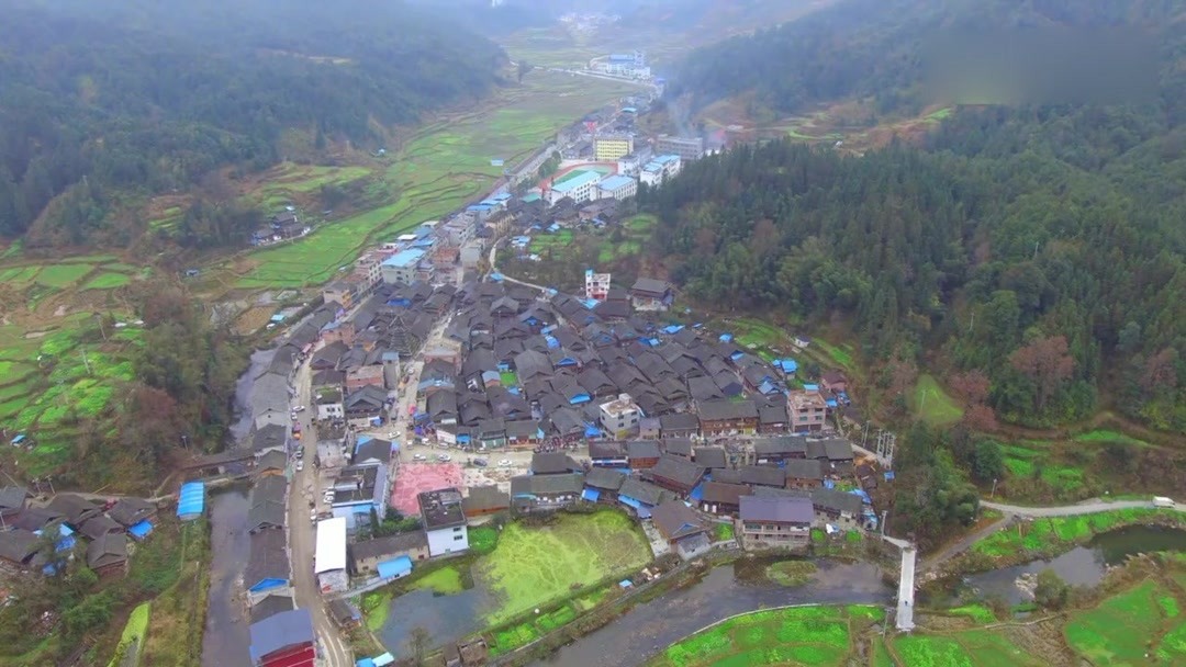 航拍贵州农村,大山里的侗族村寨太美,太有特色了!