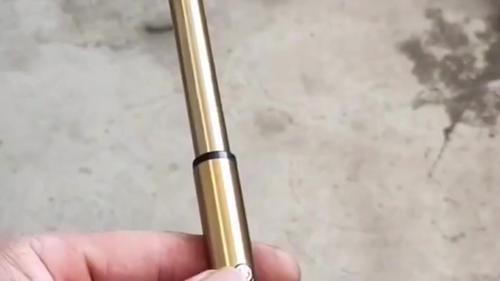 原本以为是迷你小电棒,经过一番操作才知道是打火机