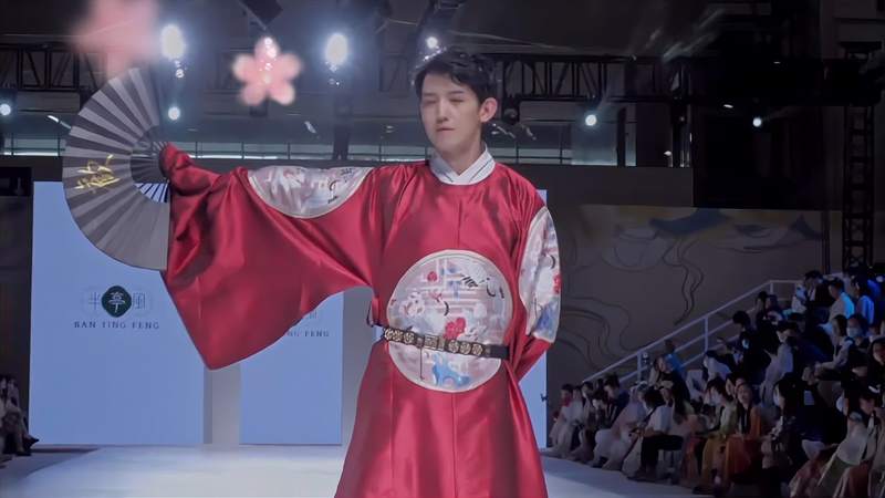 帅气的汉服模特小哥,T台专业的走秀,迈着潇洒的步伐,爱了爱了