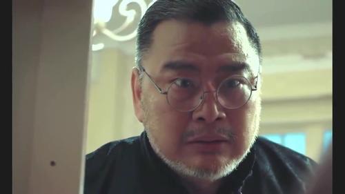 黑老大临死前,将女儿藏进柜子,女儿亲眼目睹父亲惨死过程