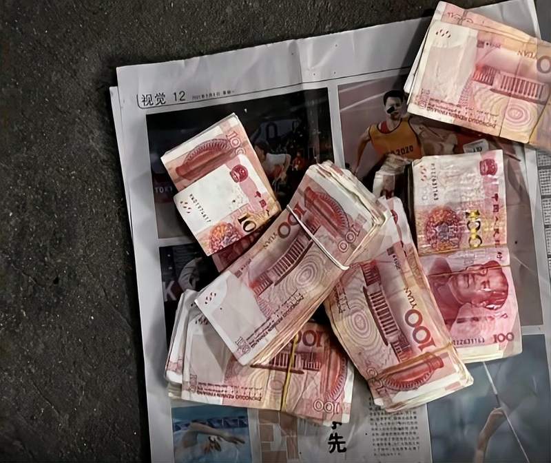 女子将7万现金误扔垃圾堆,城管队员冒雨摸黑翻找10吨垃圾寻回